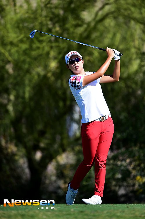 '무빙데이 -7' 김효주, 2위와 2타차 단독선두 등극 '우승 보인다'(JTBC 파운더스컵 3R) : 네이트 스포츠