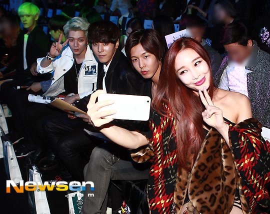 [포토엔]이사강 '성룡돌 JJCC와 아찔한 셀카' : 네이트 연예