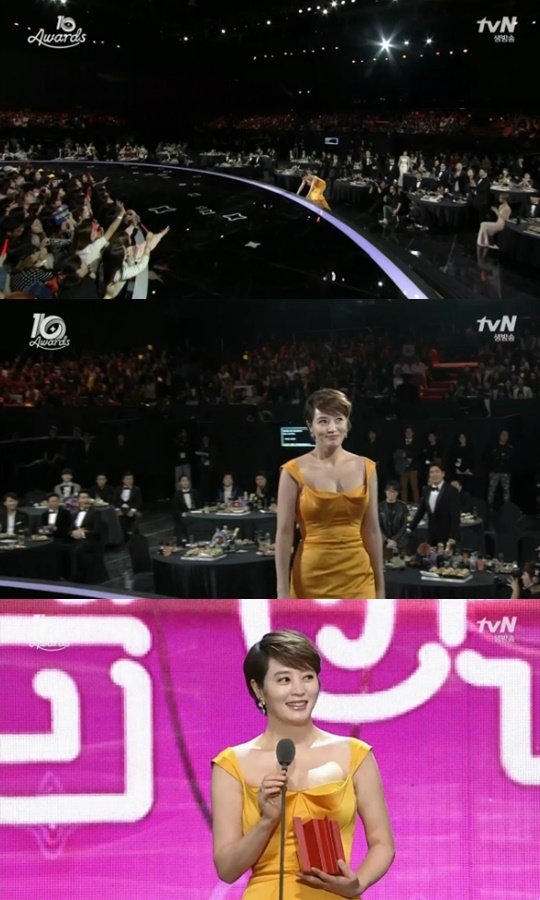 김혜수 '시그널'로 女배우상 "엉덩이 꾸벅, 흔치않은 장면"[tvN10 어워즈] : 네이트 연예