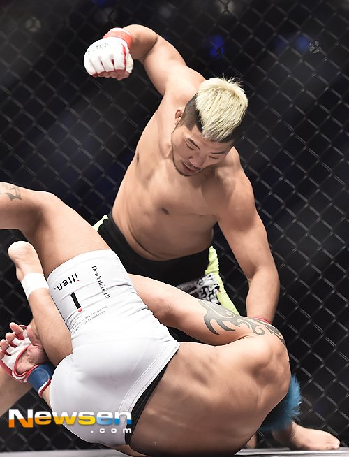 '로드FC 챔피언' 권아솔, 핵펀치로 사사키에 1R TKO승 : 네이트 스포츠