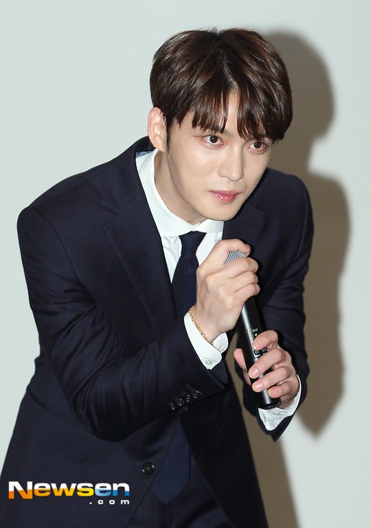 [포토엔HD]JYJ 김재중 '조각미남의 폴더인사' : 네이트 연예