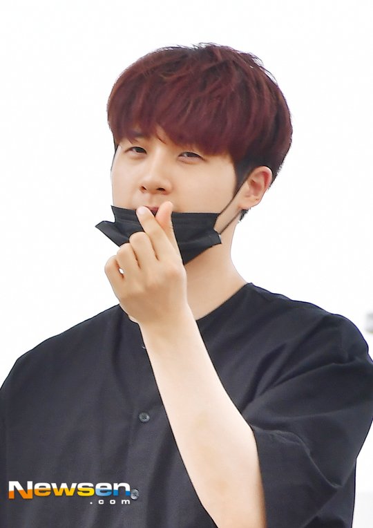 [포토엔HD] B1A4 신우 '팬들에게 날리는 작은 손하트'(공항패션) : 네이트 연예