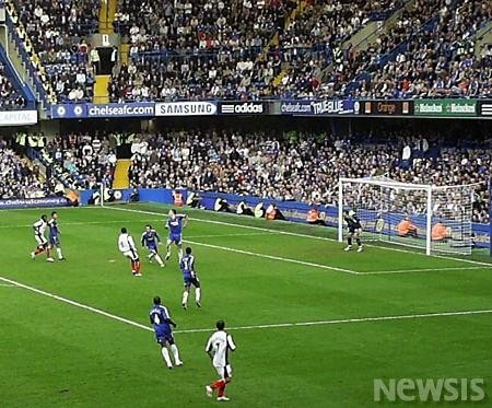 포츠머스를 상대하고 있는 첼시 선수들 : 네이트 뉴스