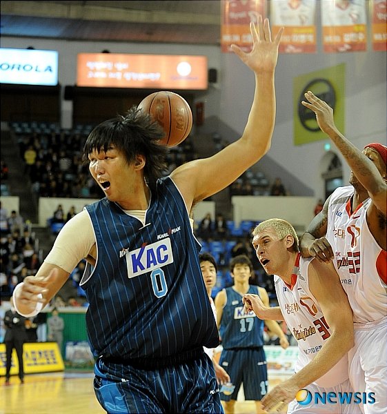 공 놓치는 KCC하승진 : 네이트 스포츠