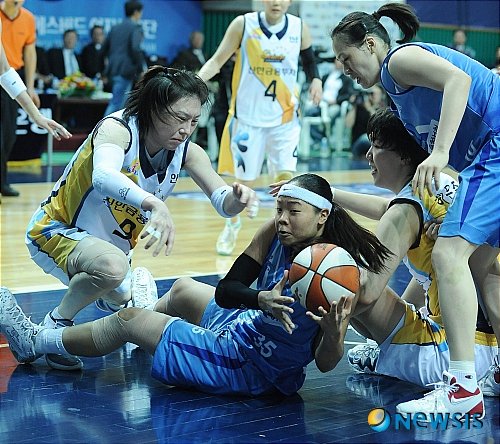 [WKBL]4년 연속 통합챔프 '3박자 맞았다' : 네이트 스포츠