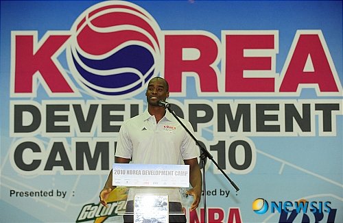 KBL/NBA 유소년 농구캠프 찾은 에메카 오카포 : 네이트 스포츠