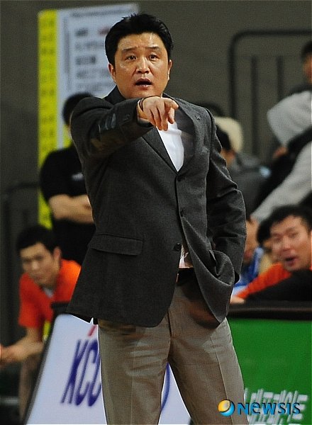 작전지시하는 전자랜드 유도훈감독 : 네이트 스포츠