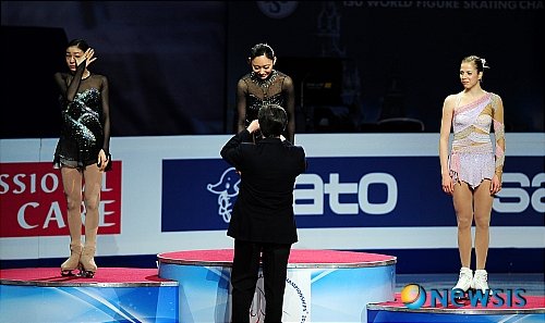 눈물 훔치는 김연아 : 네이트 스포츠