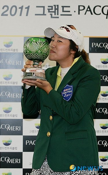 우승트로피에 입맞추는 조지현 : 네이트 스포츠