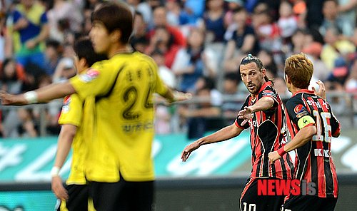 첫번째 골 성공시킨 데얀 : 네이트 스포츠