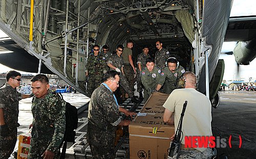공군 필리핀 구호활동, 물자 하역 : 네이트 뉴스