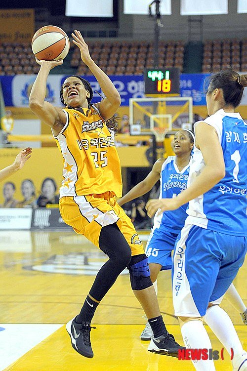 [WKBL]'커리 30점' KB스타즈, 선두 우리은행 잡고 단독 3위 : 네이트 스포츠