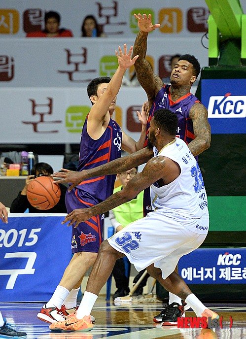 패스하는 KCC 월커슨 : 네이트 스포츠