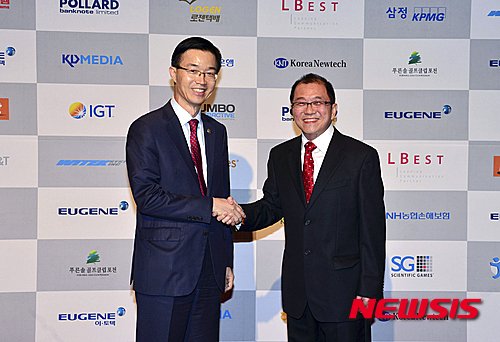 기념촬영하는 방문규 복권위원장 : 네이트 뉴스