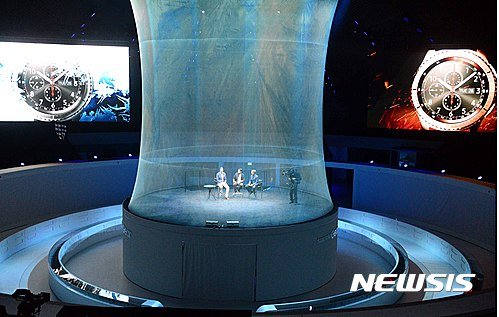 [IFA 2016] 대형 LED 스크린과 홀로그램 기법을 활용한 '기어 S3' 공 : 네이트 뉴스