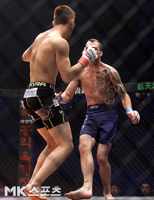 [로드FC] 권아솔은 '18초 KO패', 조지루프는 'TKO패'…'충격의 연속' : 네이트 스포츠