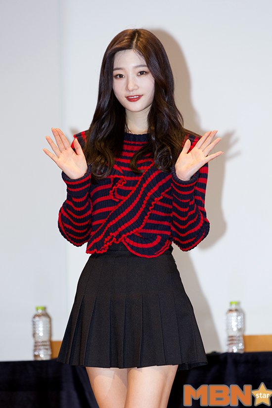 정채연, '여신의 꽃미소 손인사' [MBN포토] | 네이트 연예