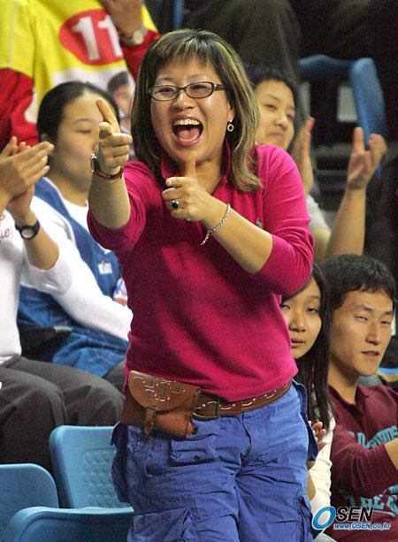 [사진]'사랑의 총'을 쏘는 KCC의 여성팬 : 네이트 스포츠