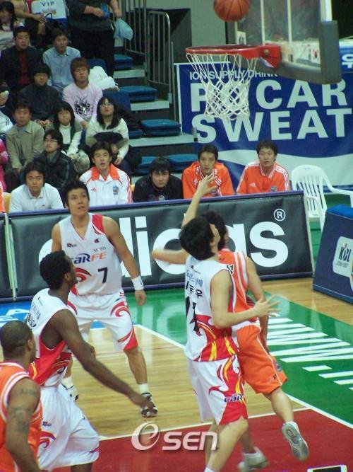 '신기성 신들린 3점슛 5개' KTF, 모비스에 대승 : 네이트 스포츠