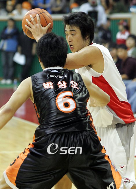 '방성윤 24점' SK, '통신사 라이벌' KTF에 완승 : 네이트 스포츠