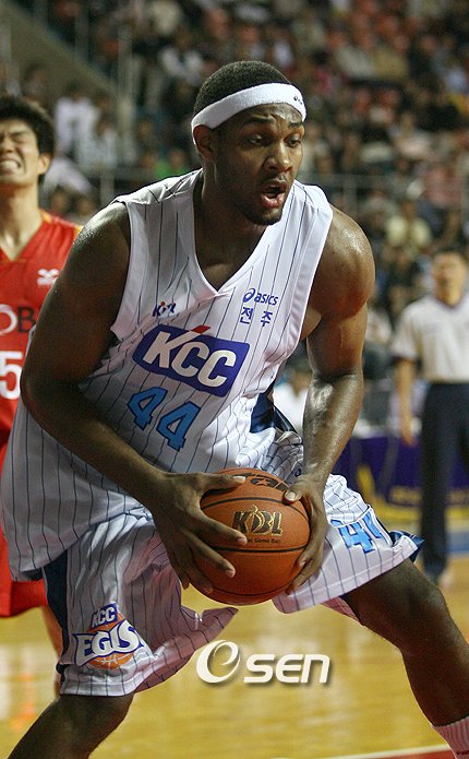 '크럼프 더블-더블' KCC, KTF에 힘겹게 승리 : 네이트 스포츠