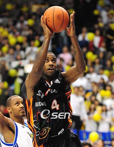 '피터스 20점' KTF 3연승, KCC에 1점차 신승 : 네이트 스포츠