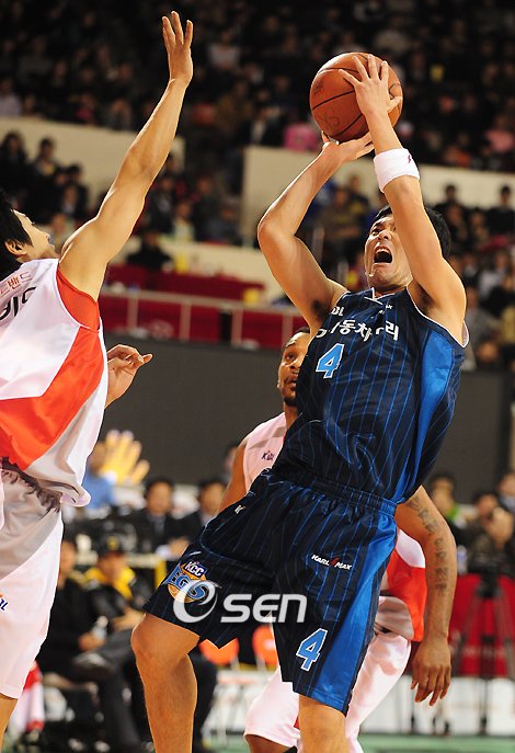 '추승균 4Q 맹폭' KCC, KTF 꺾고 2연승 : 네이트 스포츠