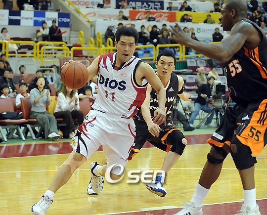 '크럼프-존슨 40점 합작' LG, KTF 꺾고 단독 4위 : 네이트 스포츠