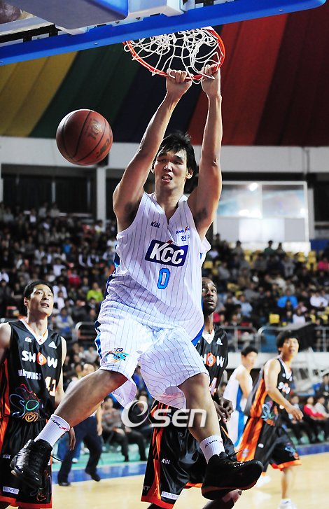 '하승진 골밑장악' KCC, KTF 꺾고 2연승... 허재 감독 통산 100승 : 네이트 스포츠