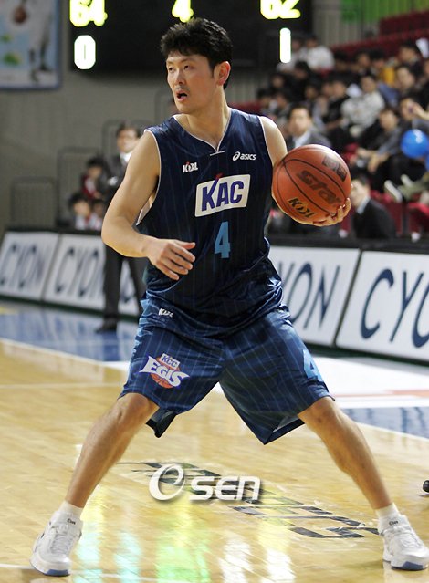 '추승균 만점 활약' KCC, 삼성 꺾고 연패 탈출 : 네이트 스포츠