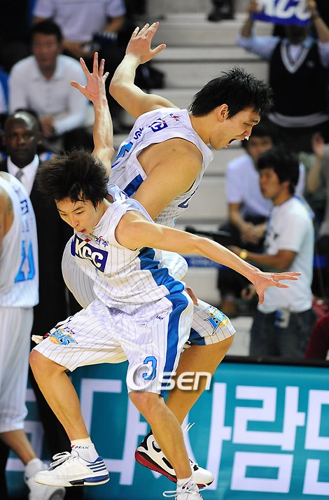 '정규리그 3위' KCC, 16.7% 확률의 도전 성공 : 네이트 스포츠