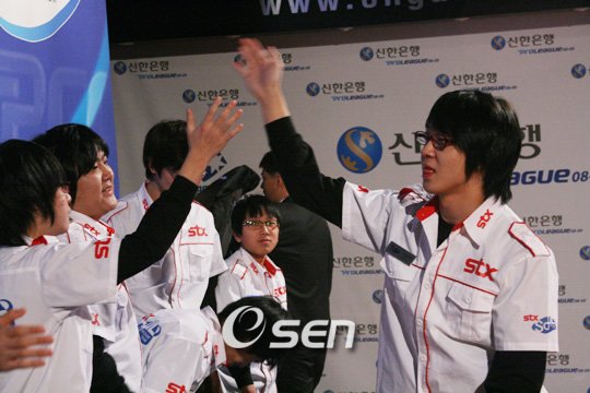 '김윤환-진영수 활약' STX, SKT 꺾고 파죽의 5연승…5R 전승 행진 : 네이트 스포츠