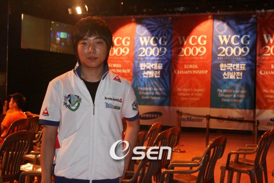 '미러클 보이' 신상문, 아마추어 꺾고 WCG 대표선발전 16강 진출 : 네이트 스포츠