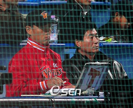 [KS]KBO 심판위원장, "SK 전력분석원 수신호 금지시킬 것" : 네이트 스포츠