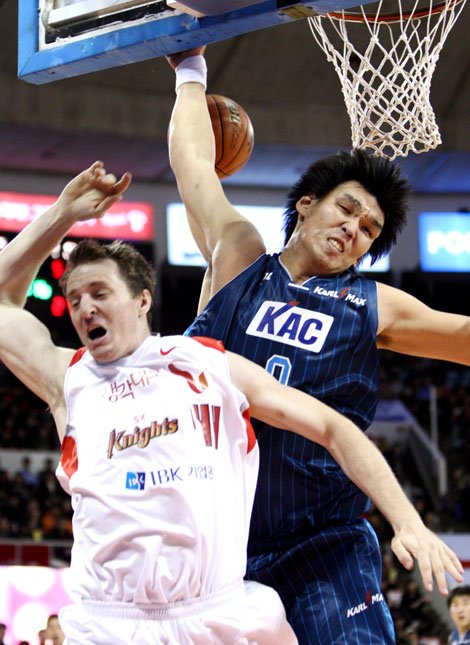 '존슨 3점 버저비터' KCC, SK에 귀중한 역전승 : 네이트 스포츠