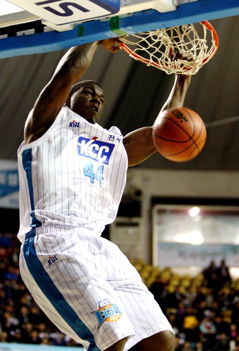 '존슨 27점' KCC, 오리온스 꺾고 3연승...KT와 0.5G 차 : 네이트 스포츠