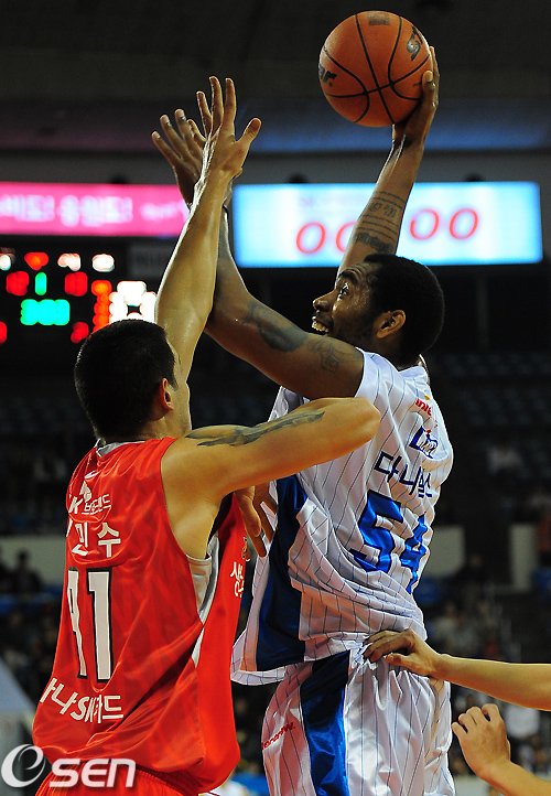 '전태풍 19점' KCC, SK 꺾고 3연패 탈출 : 네이트 스포츠