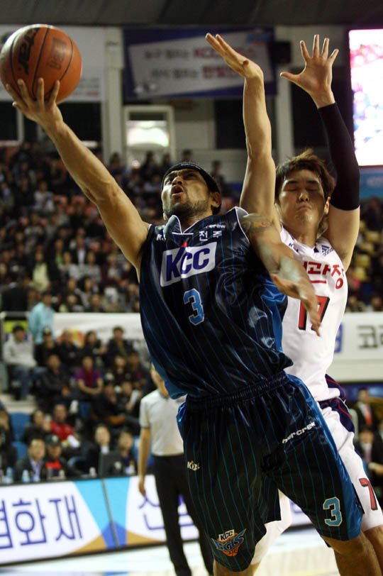 '전태풍 후반 15점' KCC 4연승…인삼공사 6연패 : 네이트 스포츠