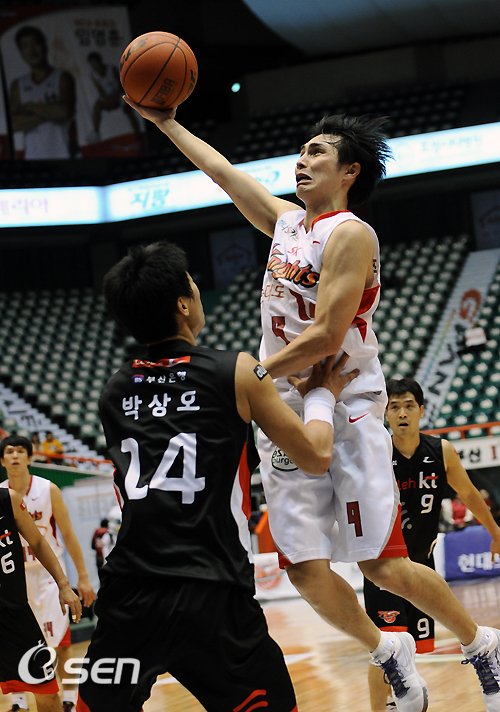 '주희정-레더 맹활약' SK, KT 꺾고 2연패 끝 : 네이트 스포츠