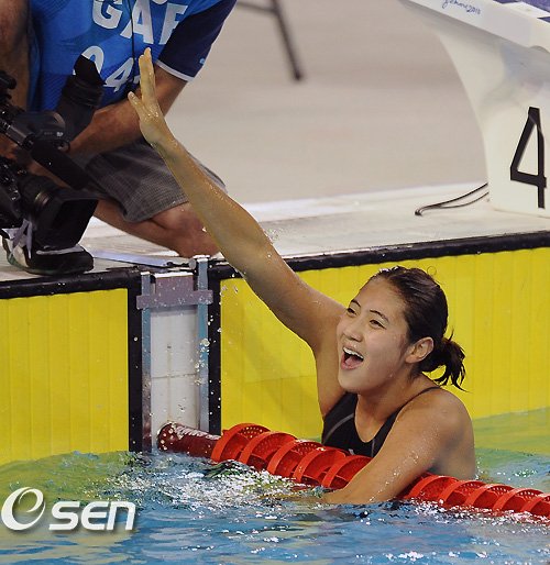 [AG]'얼짱' 정다래, 女 평영 200m서 깜짝 金 : 네이트 스포츠