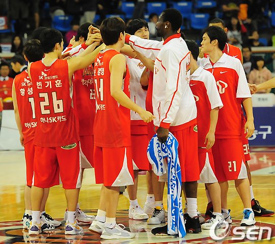 SK, KCC전 8연패 탈출 원동력은 '협력 수비+신뢰' : 네이트 스포츠