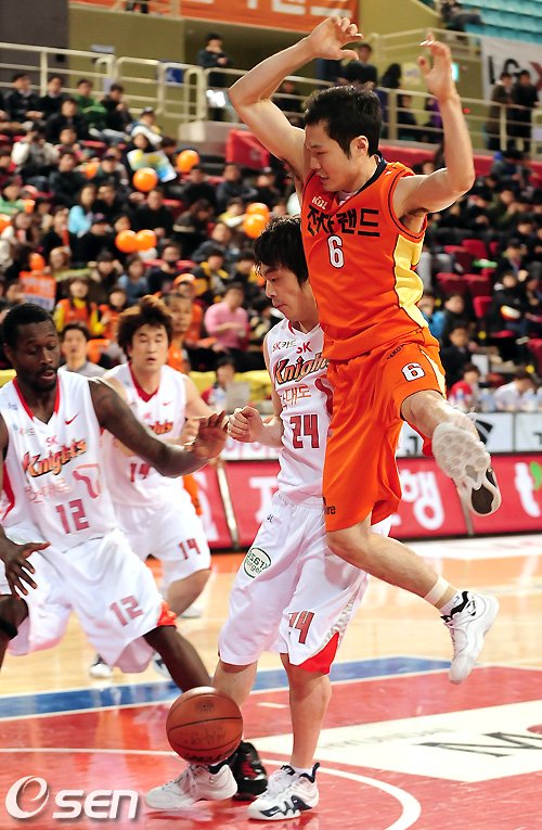 '문태종 22점' 전자랜드, 선두 KT 2G차 추격 : 네이트 스포츠