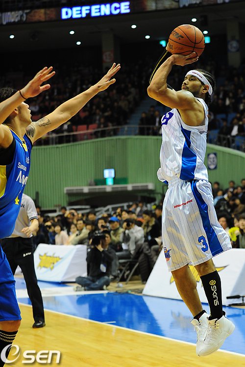 '전태풍 맹폭' KCC 4강 PO행, 삼성에 3연승 : 네이트 스포츠