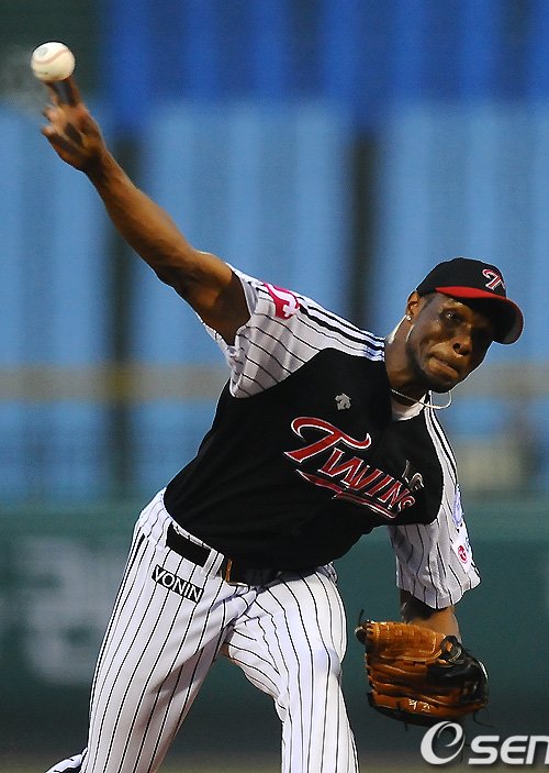 리즈, 최고 159km 광속구로 한화 타선 제압 : 네이트 스포츠