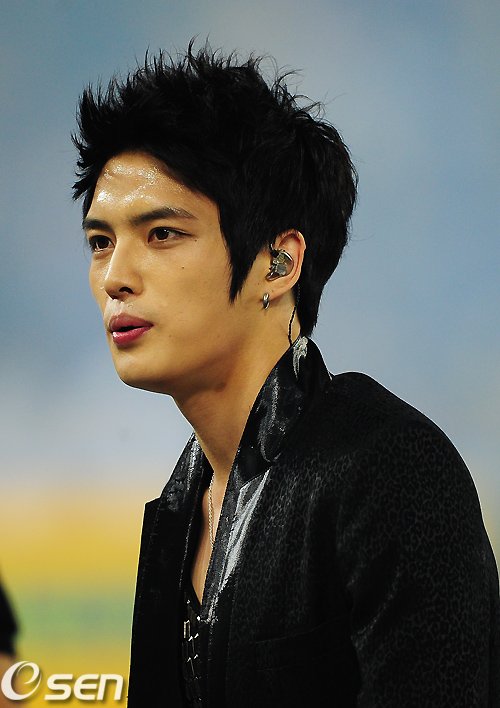[사진]JYJ-재중,'열띤 공연 후 땀으로 범벅' : 네이트 스포츠