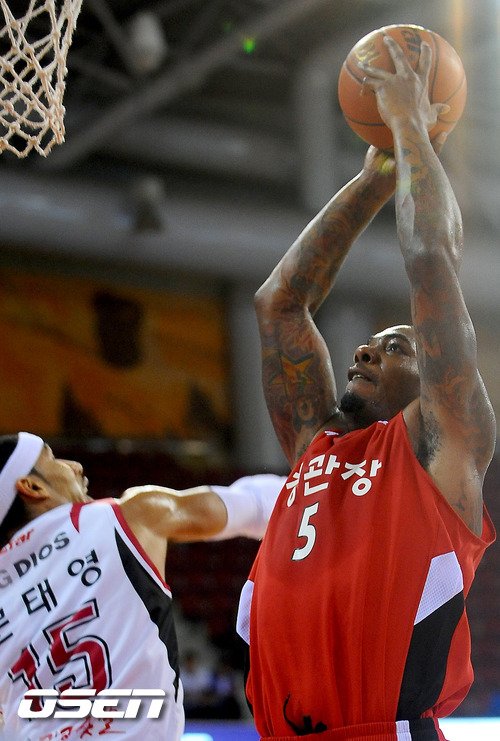 '화이트 38점 9R 폭발' KGC, LG 꺾고 2연승 : 네이트 스포츠