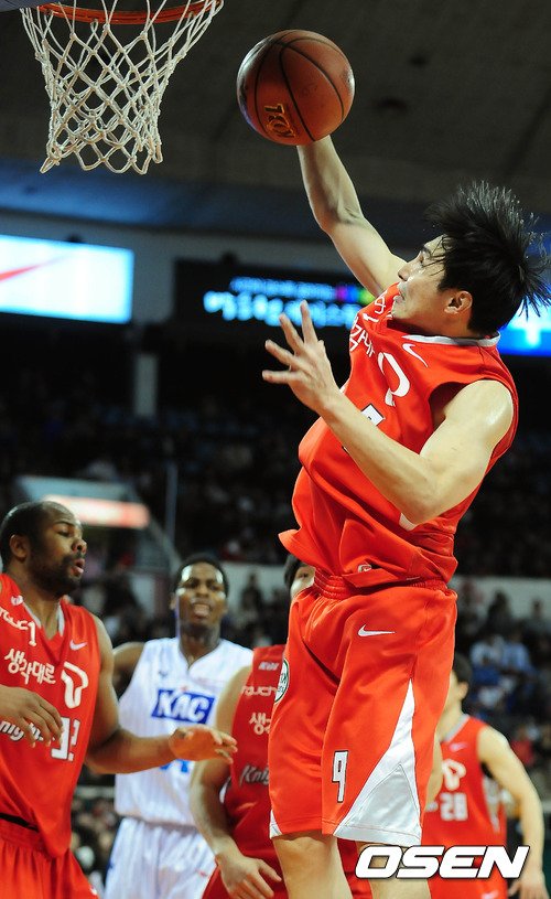 '주희정 트리플더블' SK, KCC 꺾고 단독 6위 : 네이트 스포츠