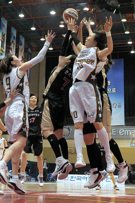 '변연하+정선민 52점' KB, KDB생명 4연승 저지 : 네이트 스포츠