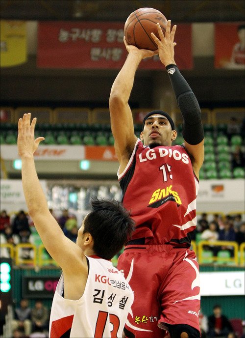 '문태영 31점 폭발' LG, KGC에 역전승...4연패 탈출 '7위 점프' : 네이트 스포츠