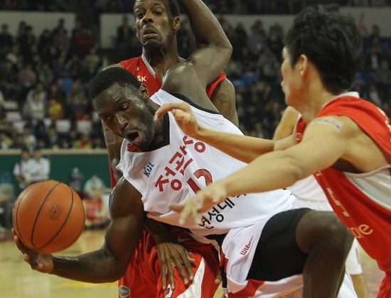 '파틸로 골밑장악' KGC, SK 6연승 저지 : 네이트 스포츠